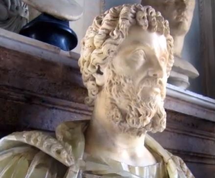 Capul unei statui înfăţişând un împărat roman, furat în 1985 în Italia ...