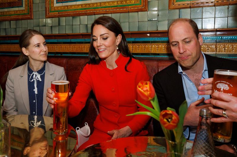 William şi Kate au mers cu metroul la un pub din Londra – Ziarul Profit